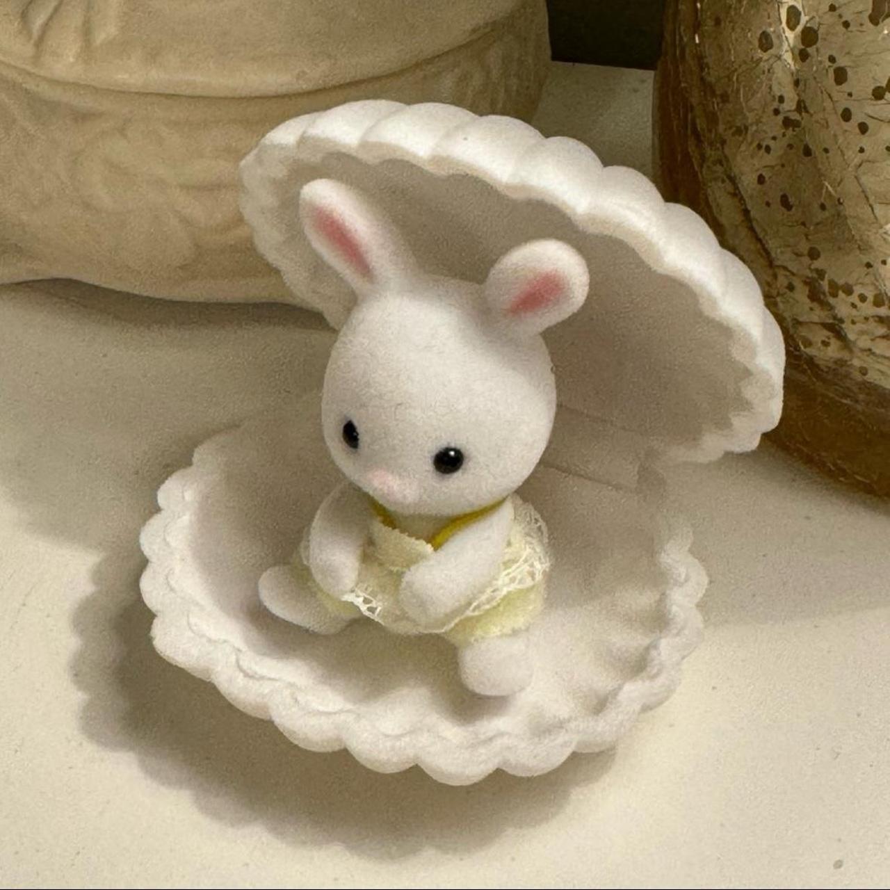 Pink calico critter clam shell velvet jewelry box!... - Depop