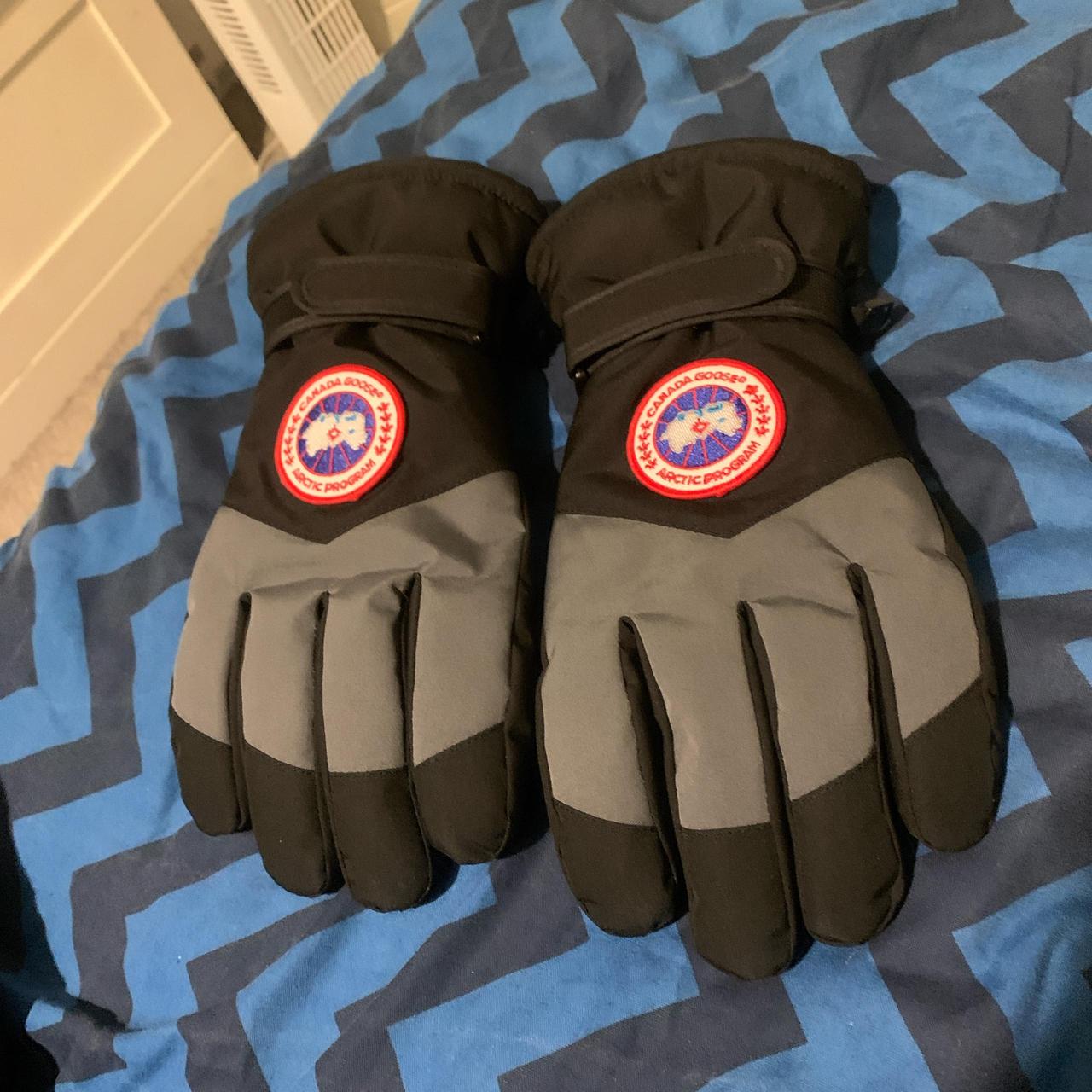 Canada Goose Gloves - Depop