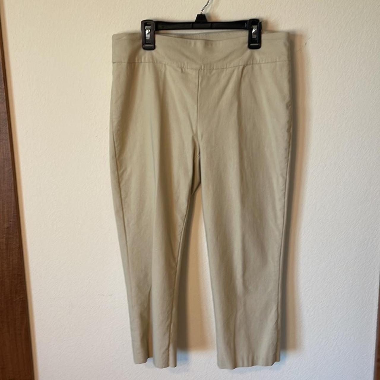 Tan capris with a slim fit - Depop