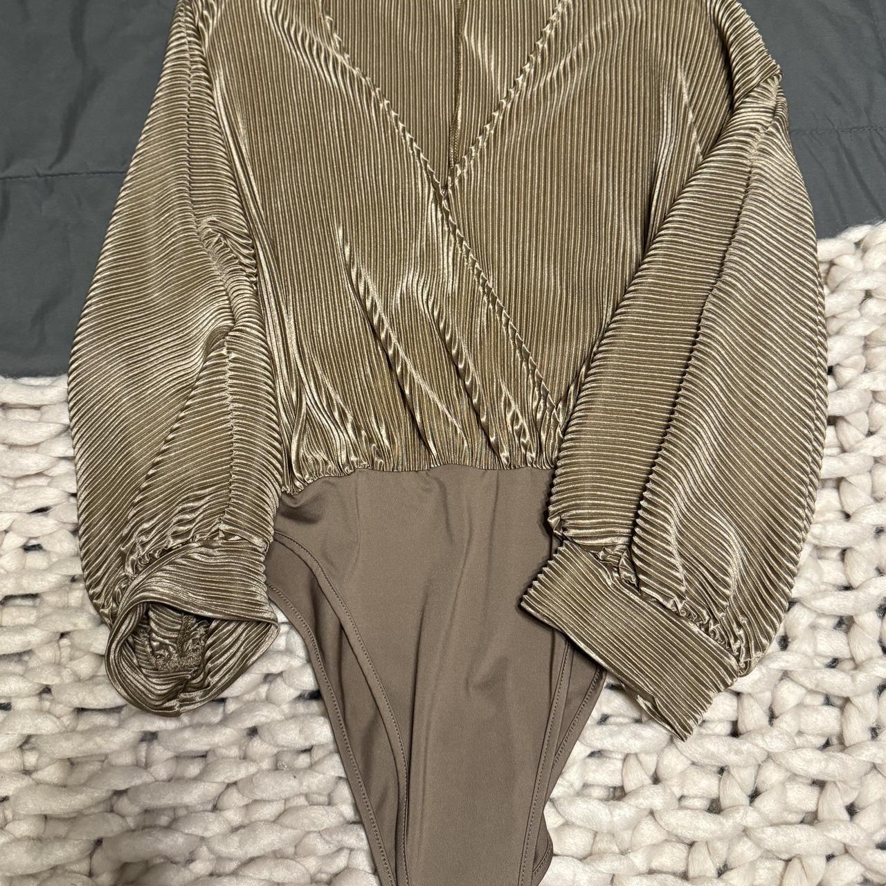 Brown slouch sleeve bodysuit - Depop