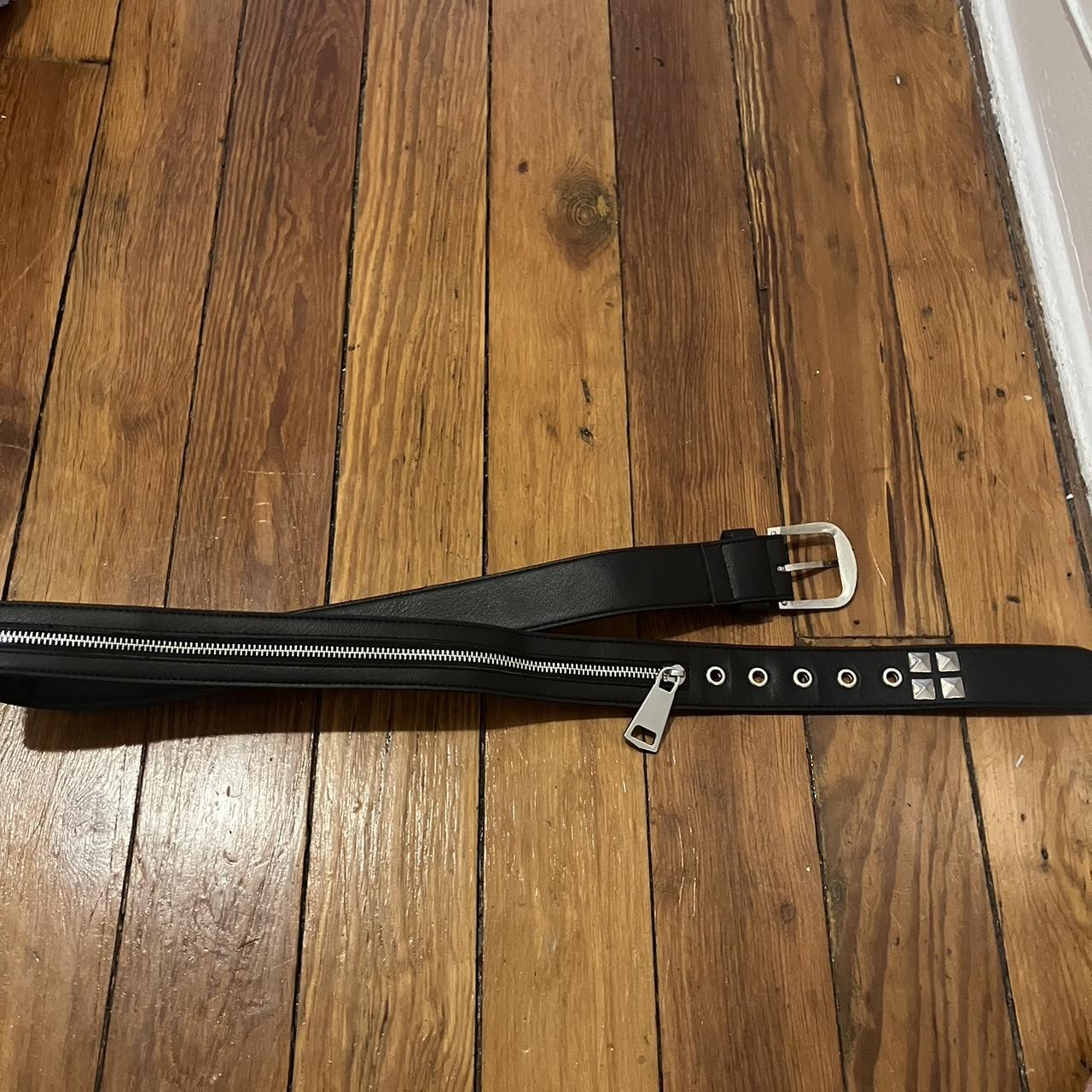 Igirl zip belt in black Can fit a small or... - Depop