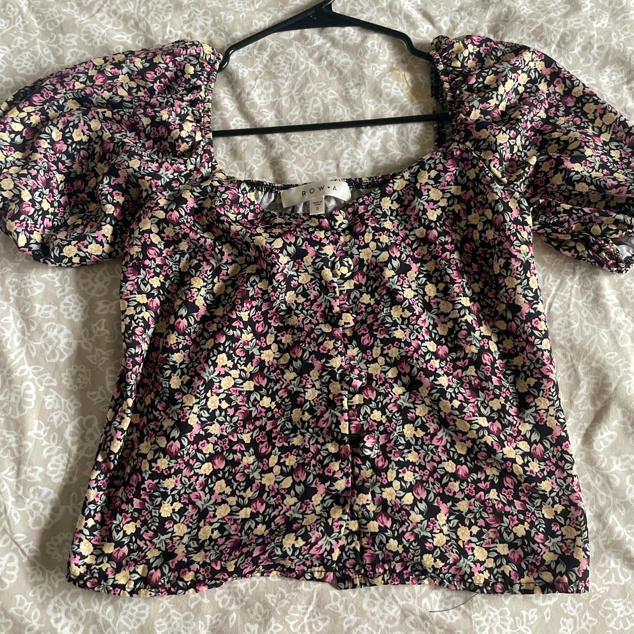 Row A Cute Floral Top from Nordstrom Size: S Color:... - Depop