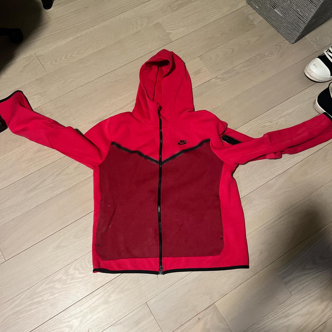 Red Nike tech large - Depop