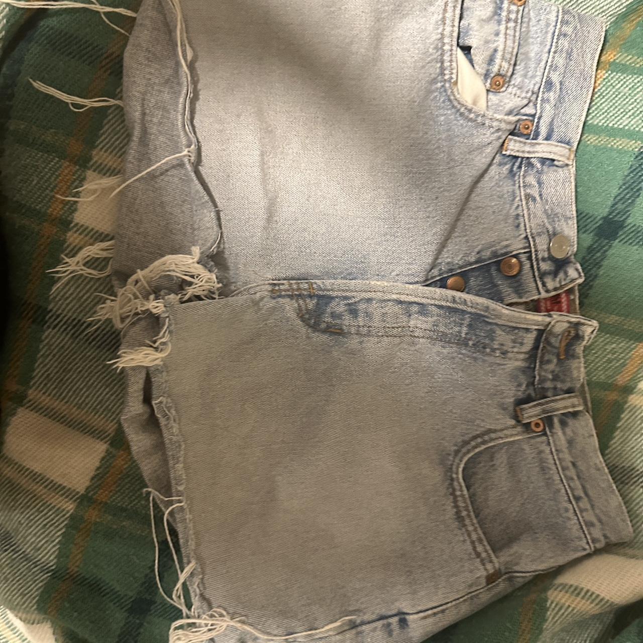 Jean shorts light wash buttons size 28’ - Depop