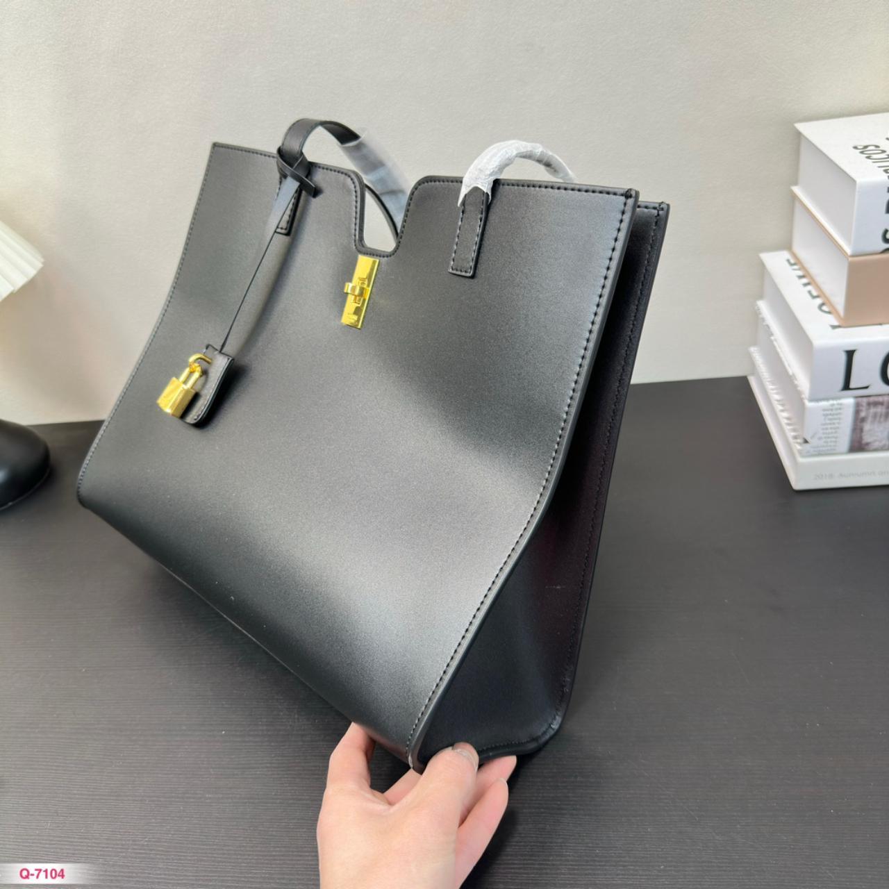 Easy interpretation of retro chic Bag type is very... - Depop