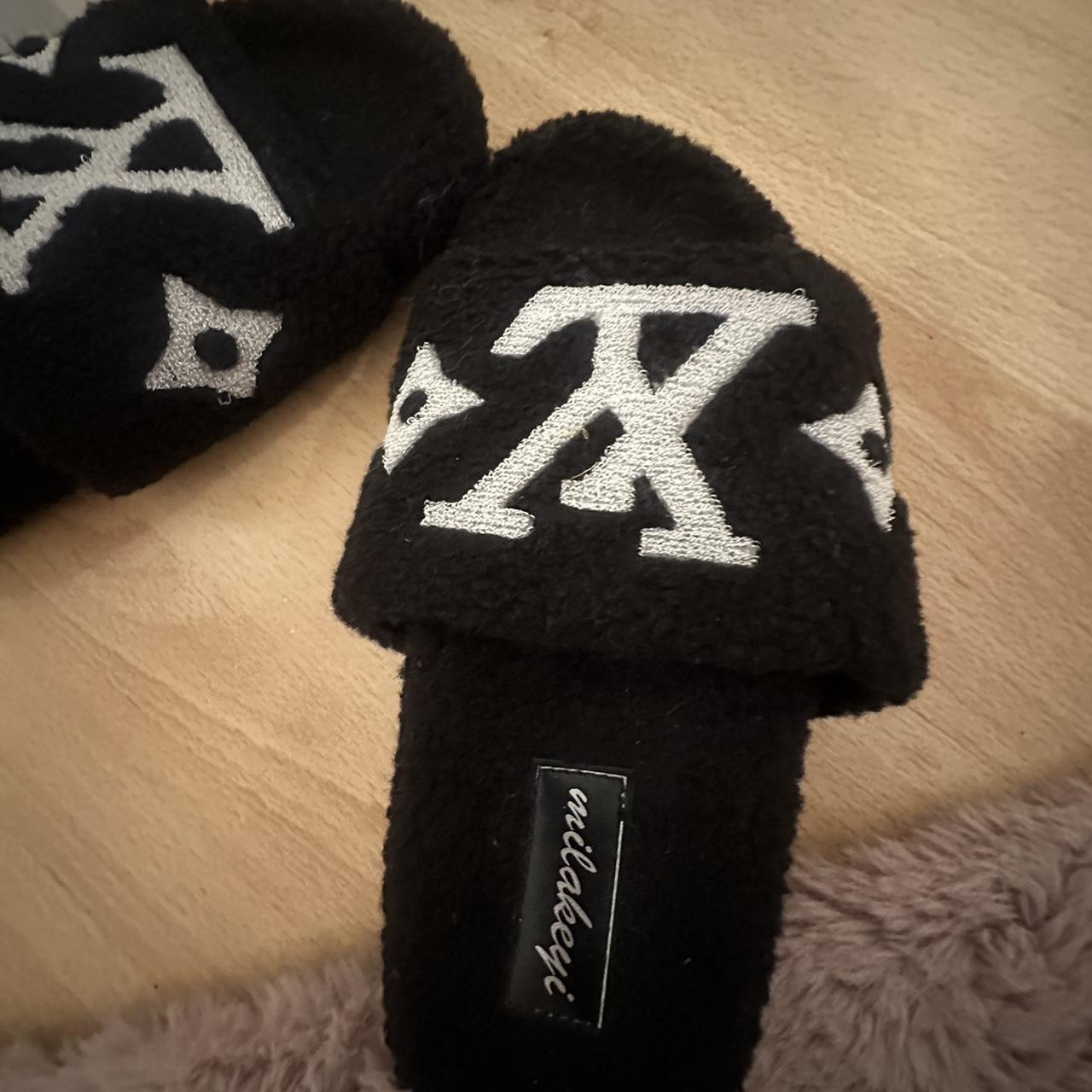 Slippers - Depop