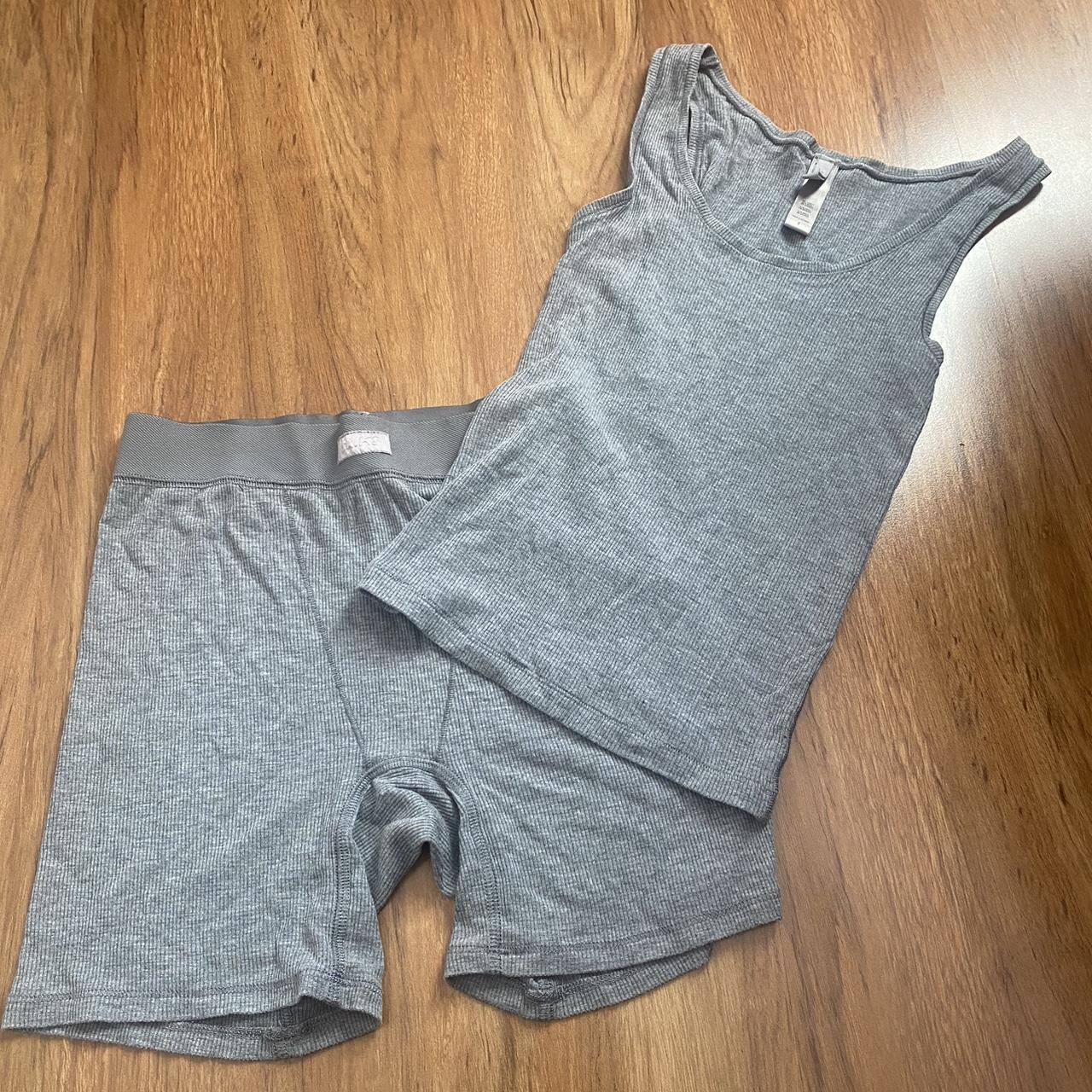 size small SKIMS lounge set! worn once & it perfect... - Depop