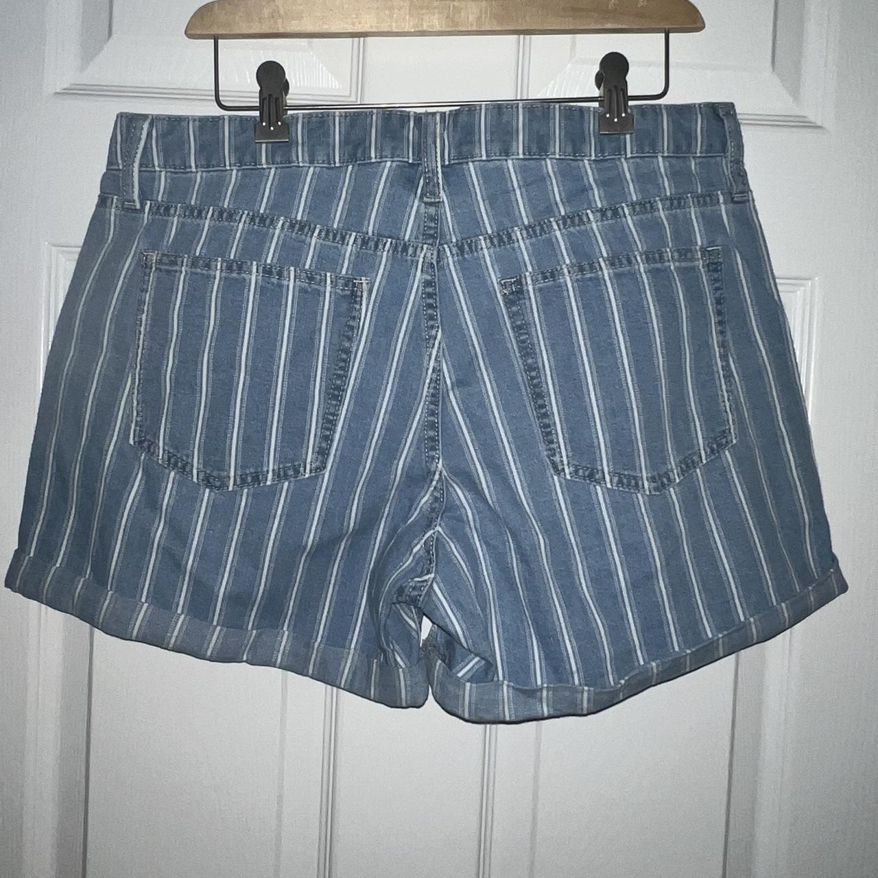 Gap denim shorts size 12/31 - Depop