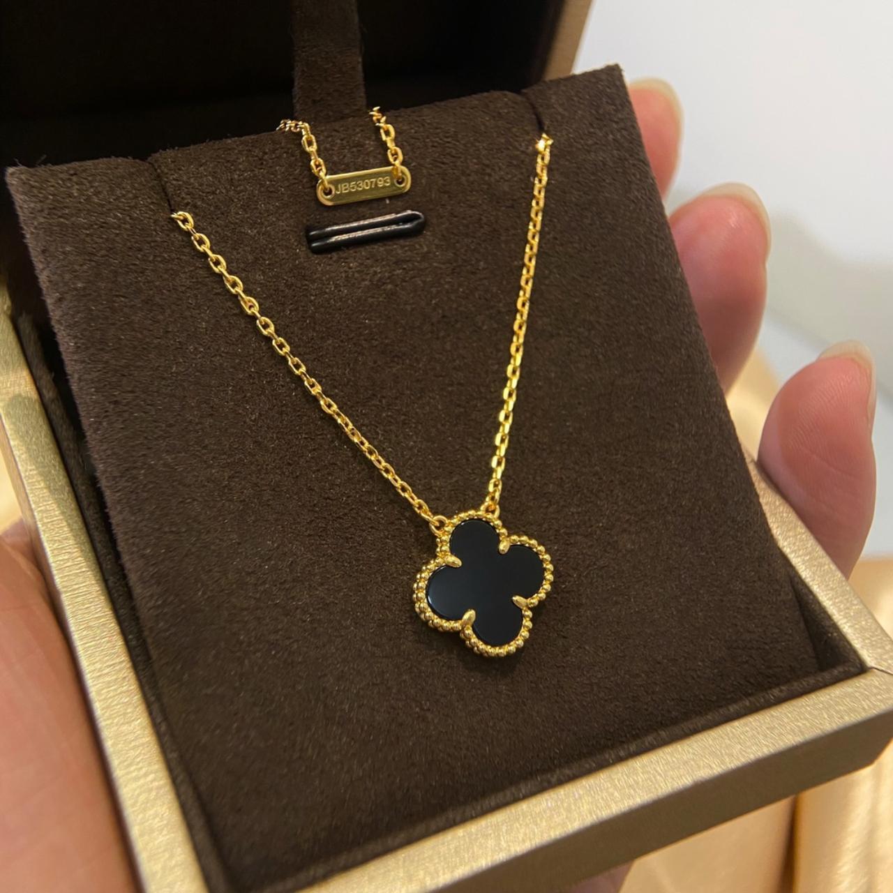 Van Cleef & Arpels classic single flower four-leaf... - Depop