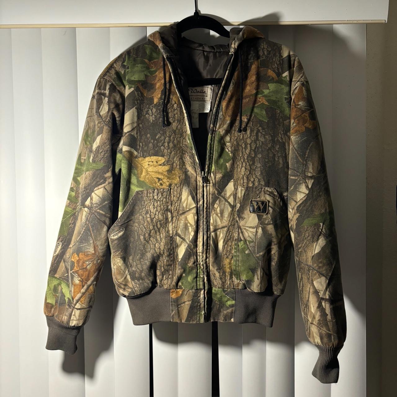 Realtree camo jacket with hood and pockets #camo - Depop