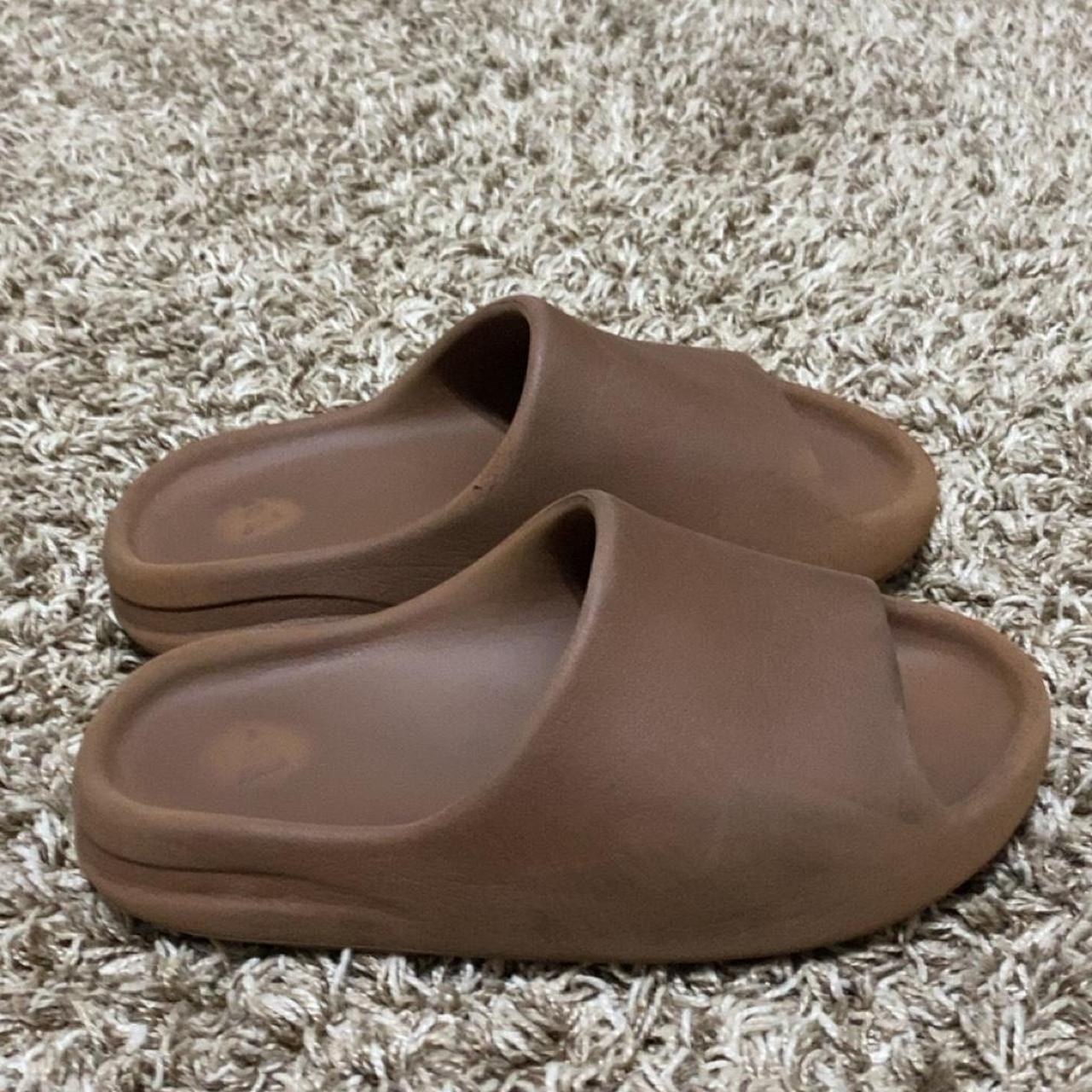 BROWN YEEZY SLIDES ️ ️ size 8 clearly used and worn - Depop
