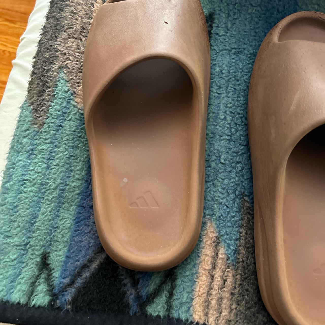 Size 16 yzy slides color flax - Depop