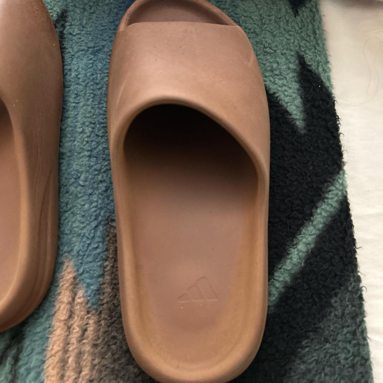 Size 16 yzy slides color flax - Depop