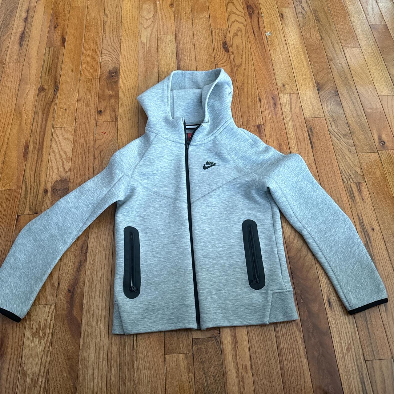 youth medium nike tech slightly worn - Depop