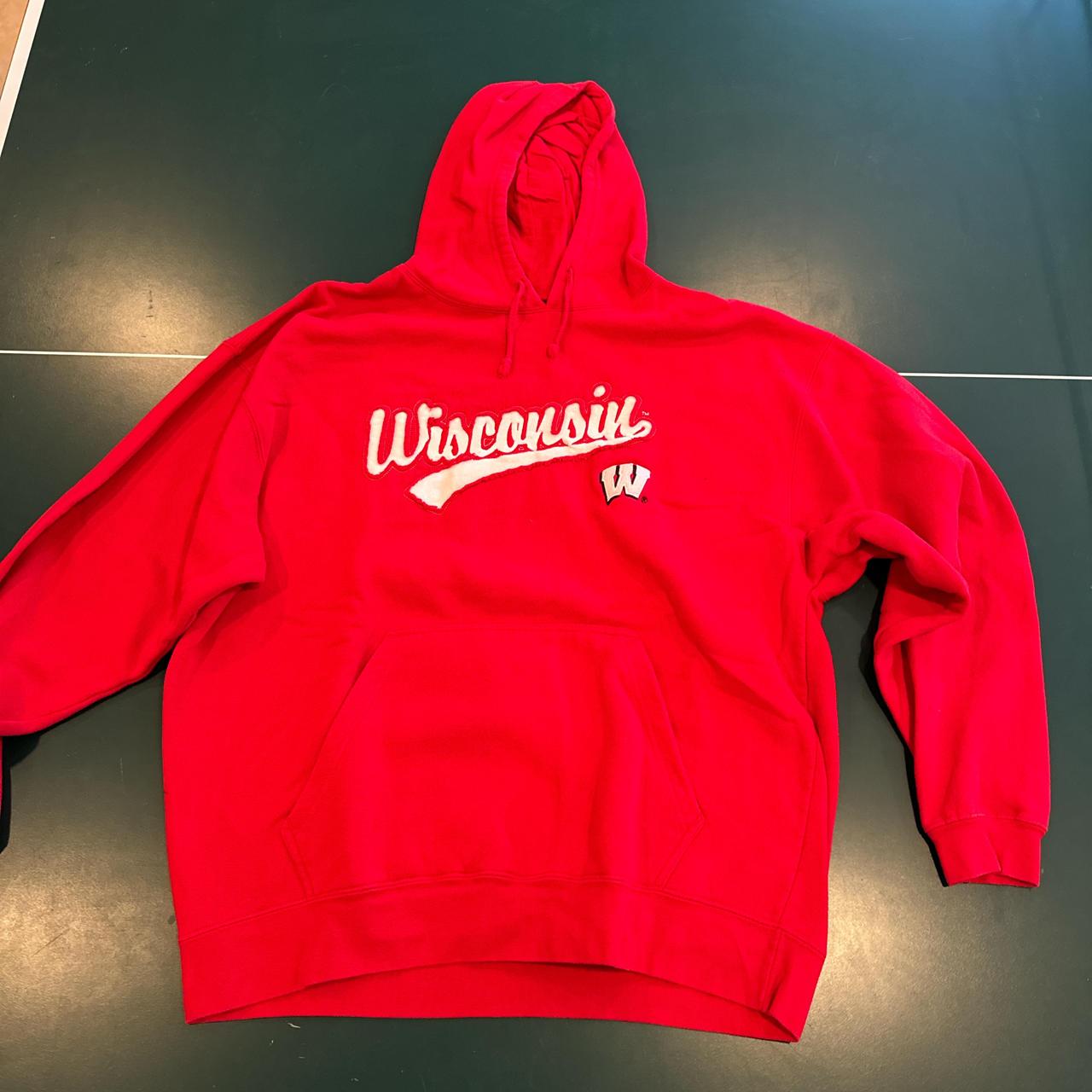 Vintage Wisconsin Badgers hoodie Men’s 2XL - Depop