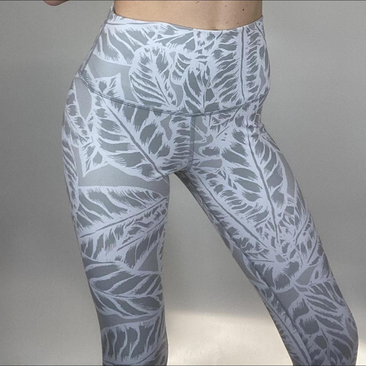 Alo Yoga Women's White and Grey Leggings | Depop