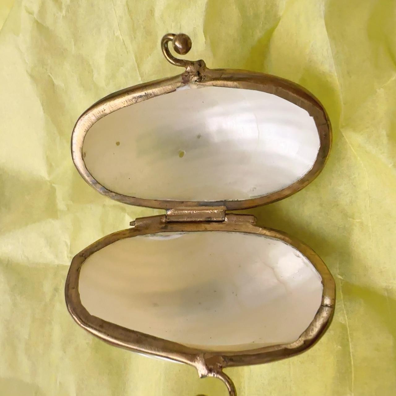 1950’s White and gold shell clutch with a unique,... - Depop