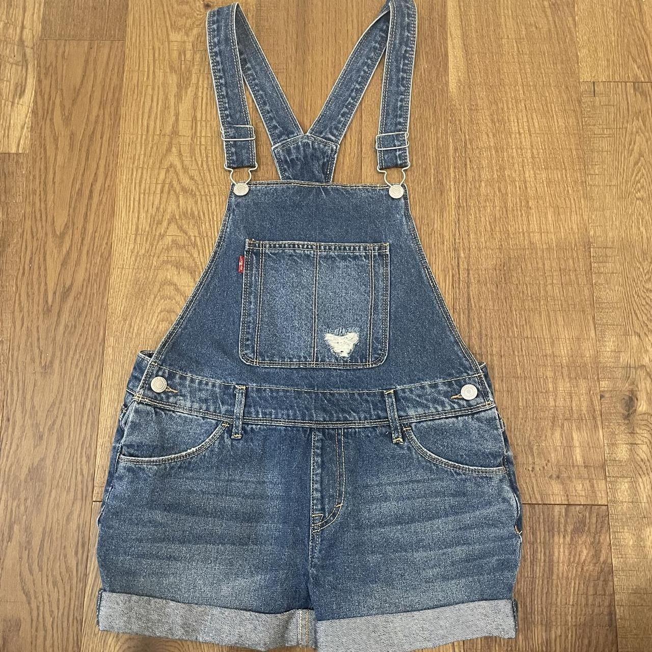 Levi’s overall shorts - Depop
