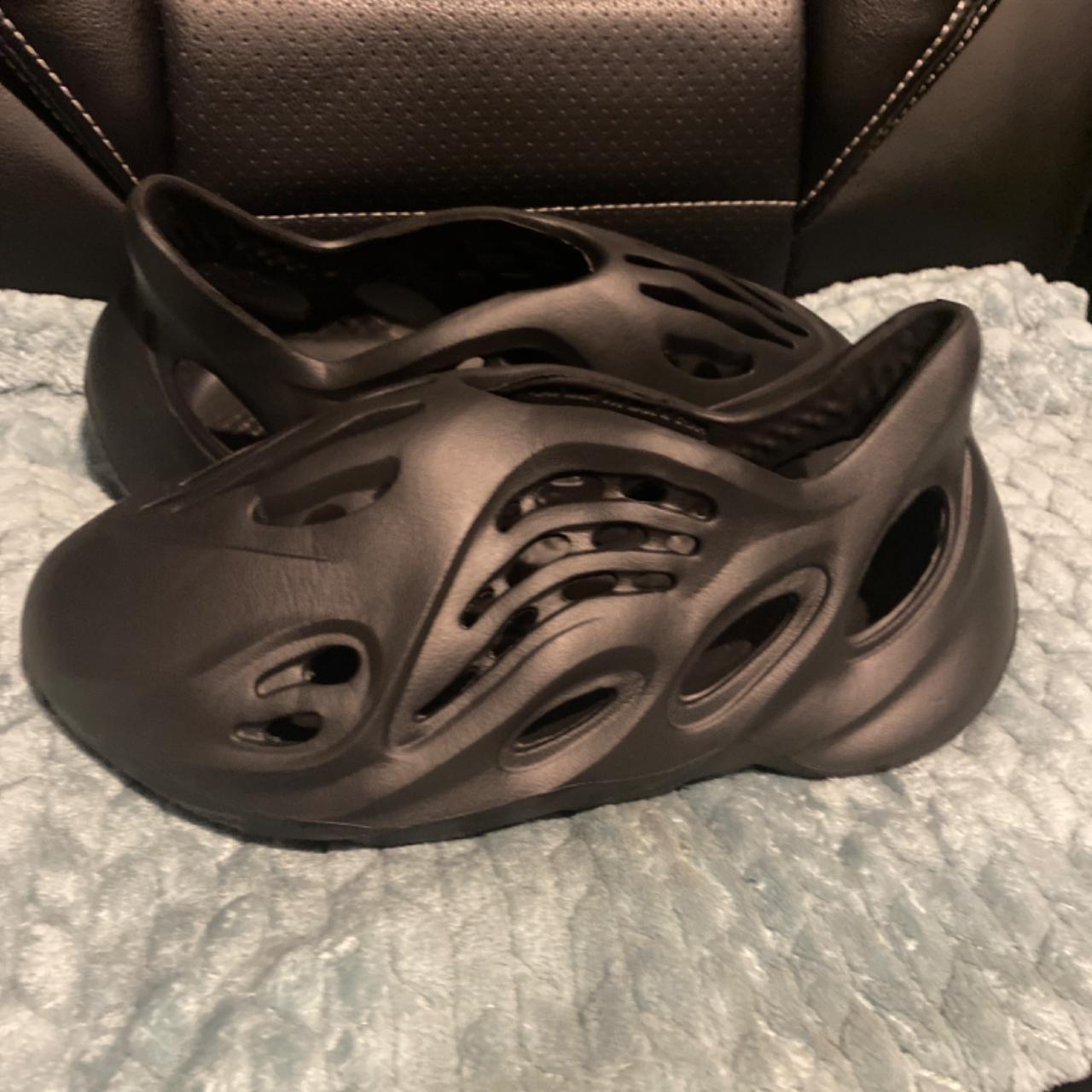 FOAM RUNNERS BLACK/ONXY/// NO BOX - Depop