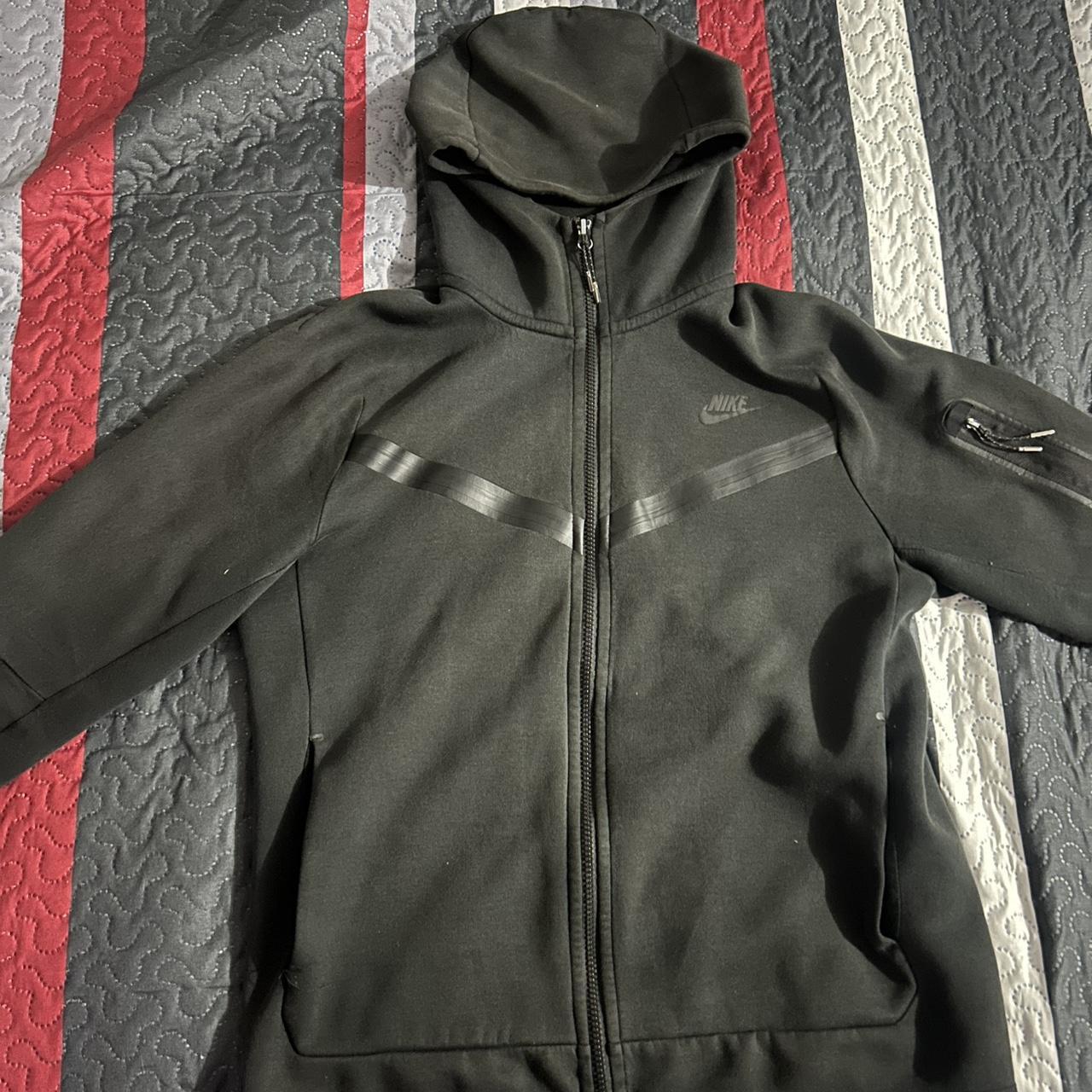 Black Nike tech - Depop