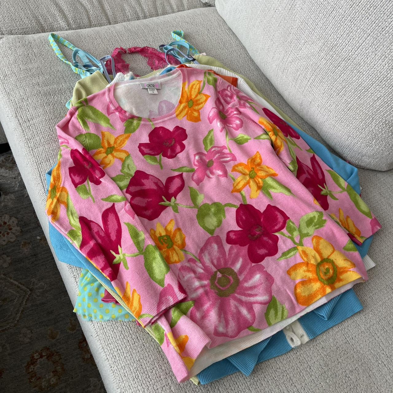 Cache floral sweater A think and very flattering... - Depop