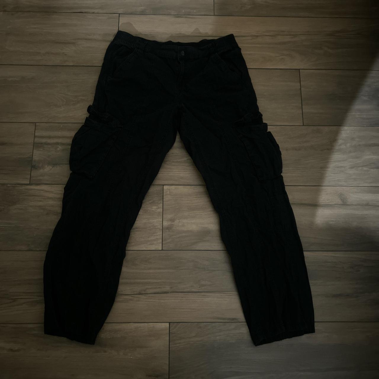 Low rise black cargo pants - Depop