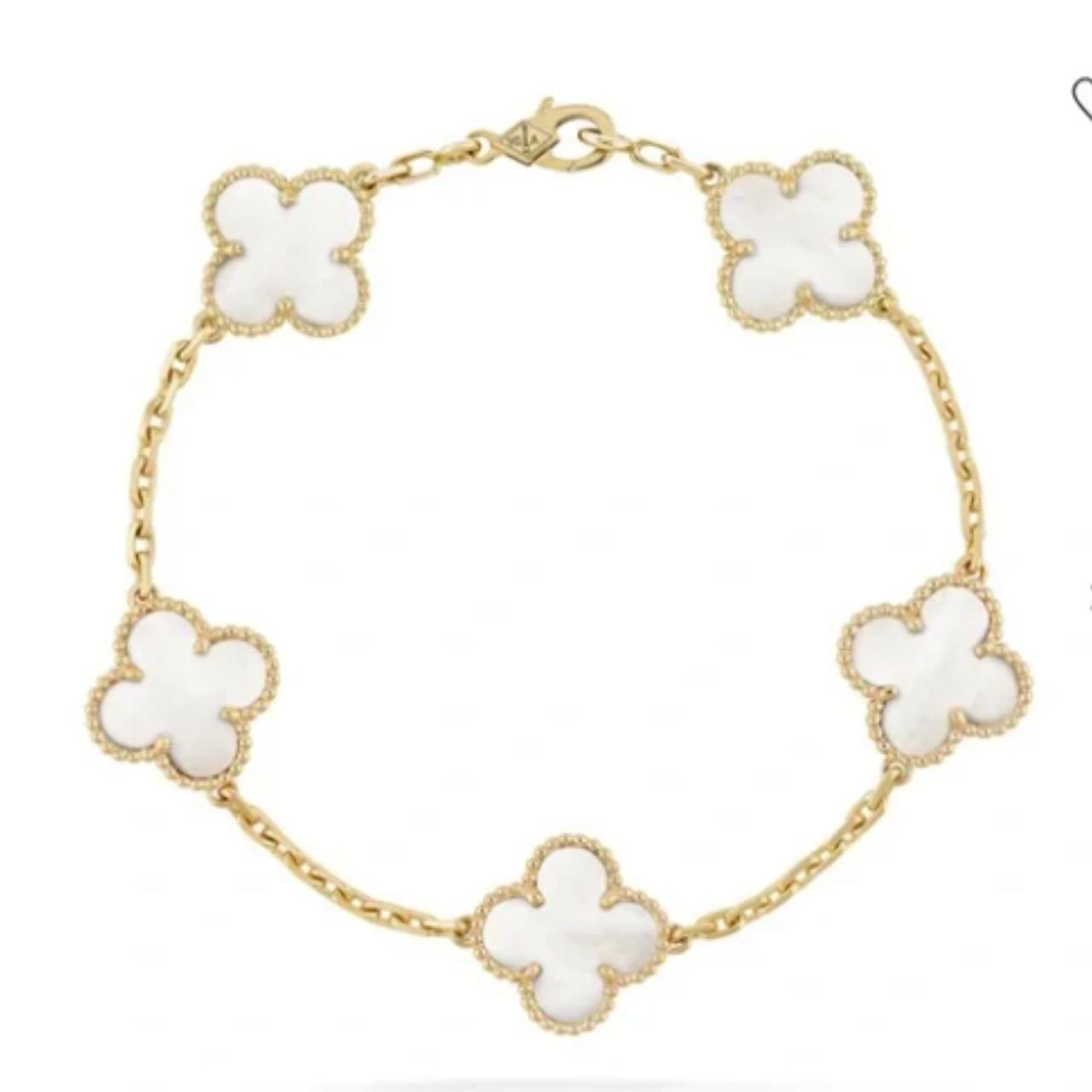 Van Cleef authentic comes with documentation and a box - Depop