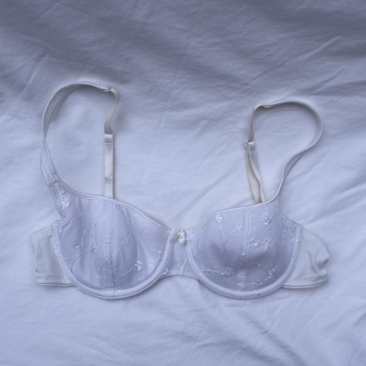 Vintage white bra. No tag but looks like a 32B - Depop