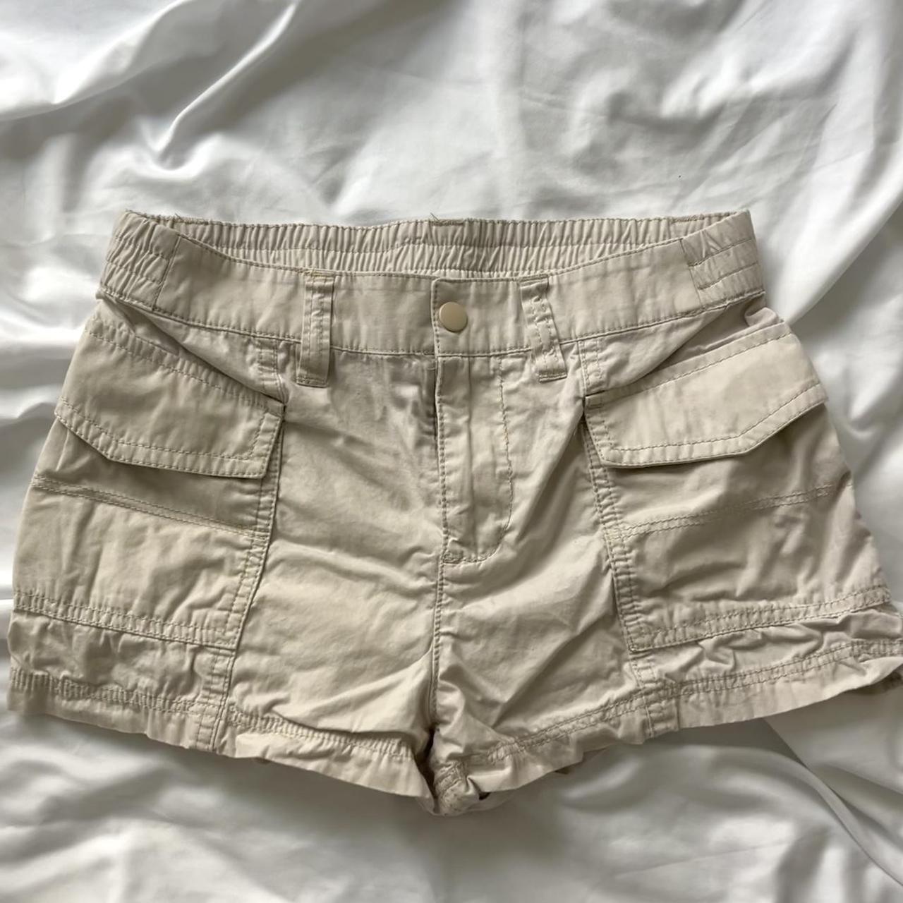 H&M Women's Cream Shorts | Depop