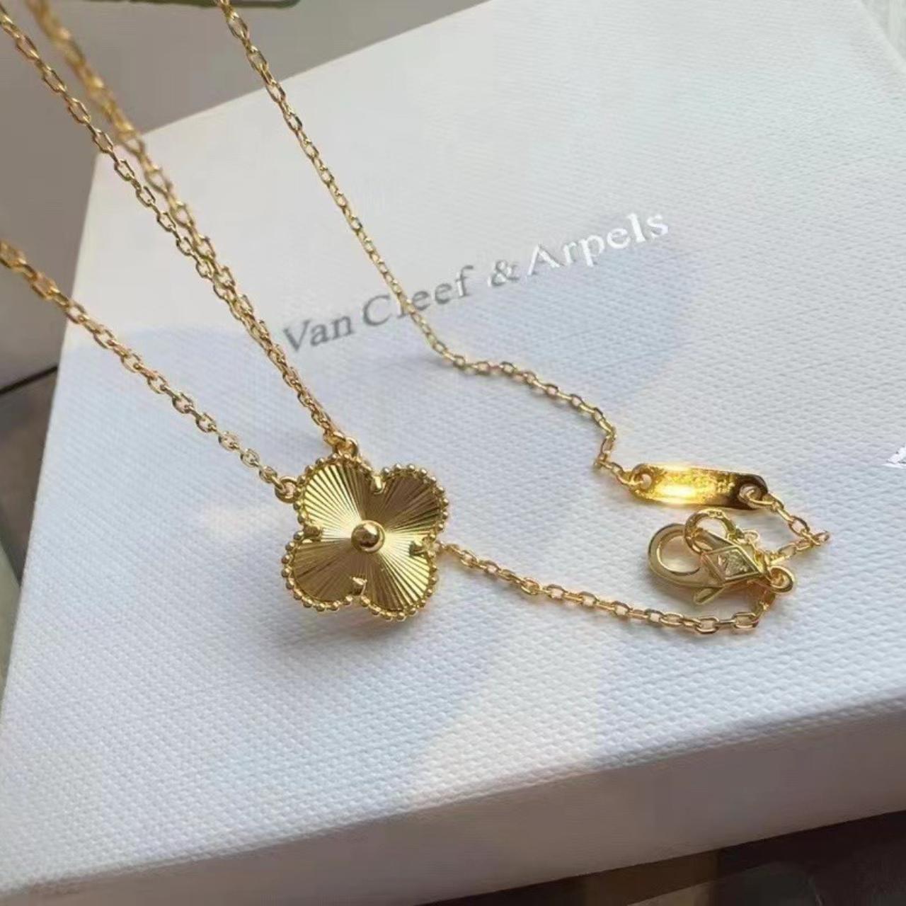 Womens VCA necklace 18K gold Retro, fashion,... - Depop