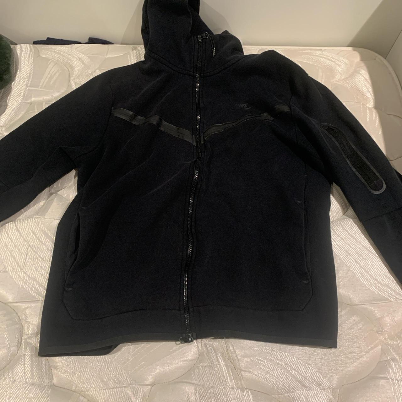 black nike tech fleece large decent condition - Depop