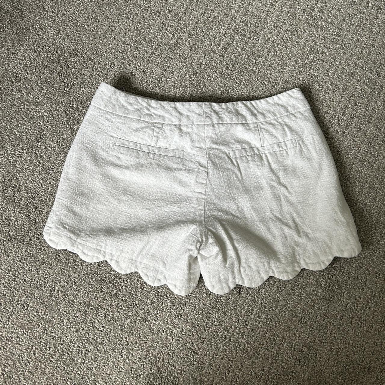 white scalloped low rise linen shorts size 2!!!... | Depop