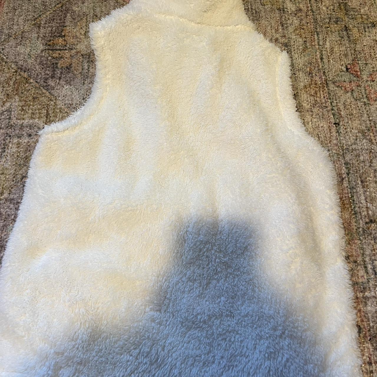 Patagonia children’s fuzzy vest XL fits women’s size XS - Depop