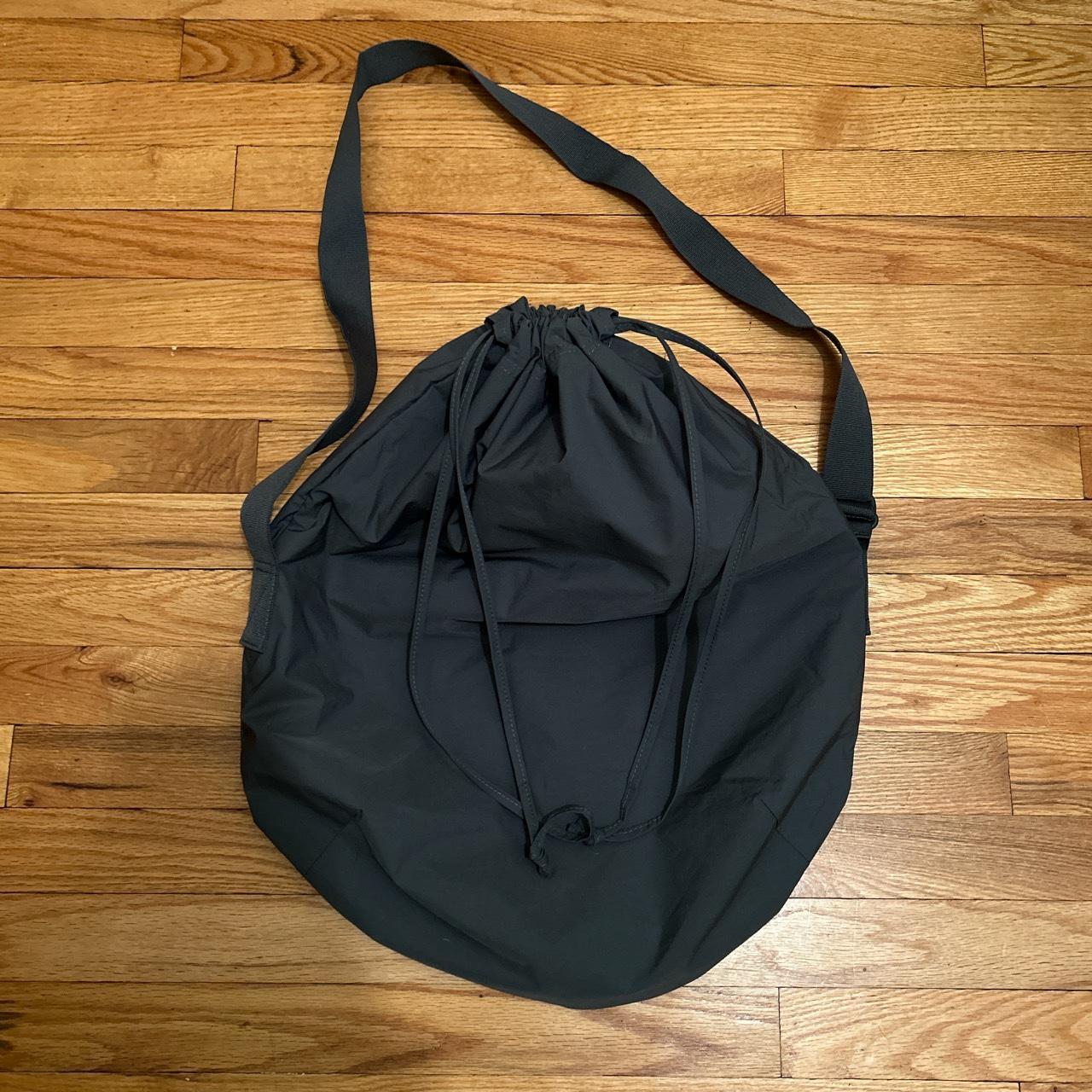 Uniqlo drawstring shoulder bag (dark green). Looks... - Depop