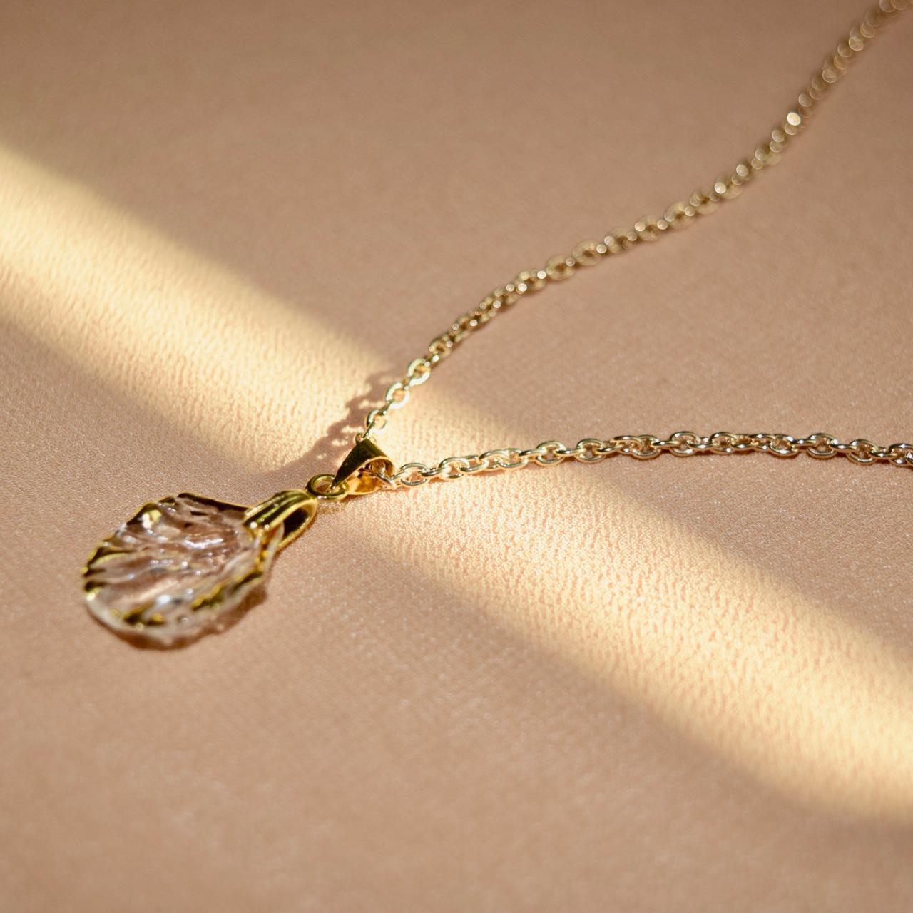 Cute simple leaf necklace Handmade item... - Depop