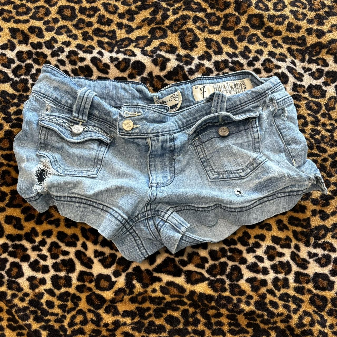 small low rise thrifted 2000’s denim shorts 🍒 size... - Depop