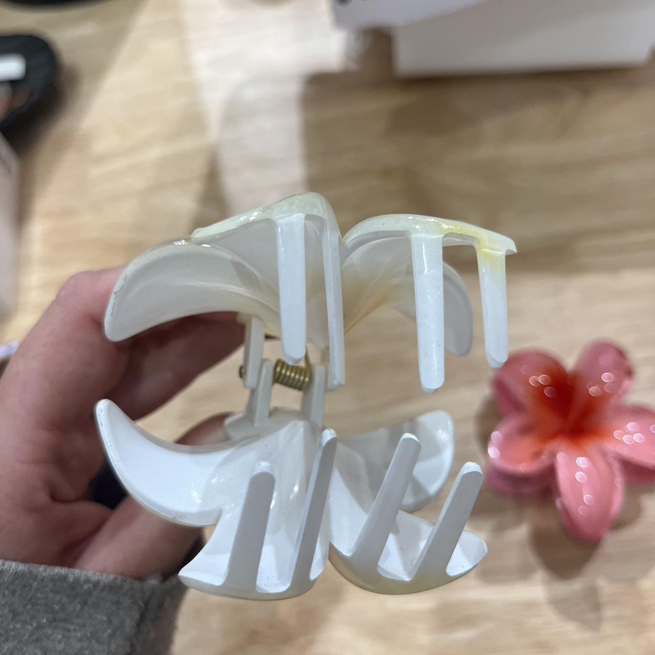 Flower claw clips, Beachy flower, Hawaiian, super... | Depop