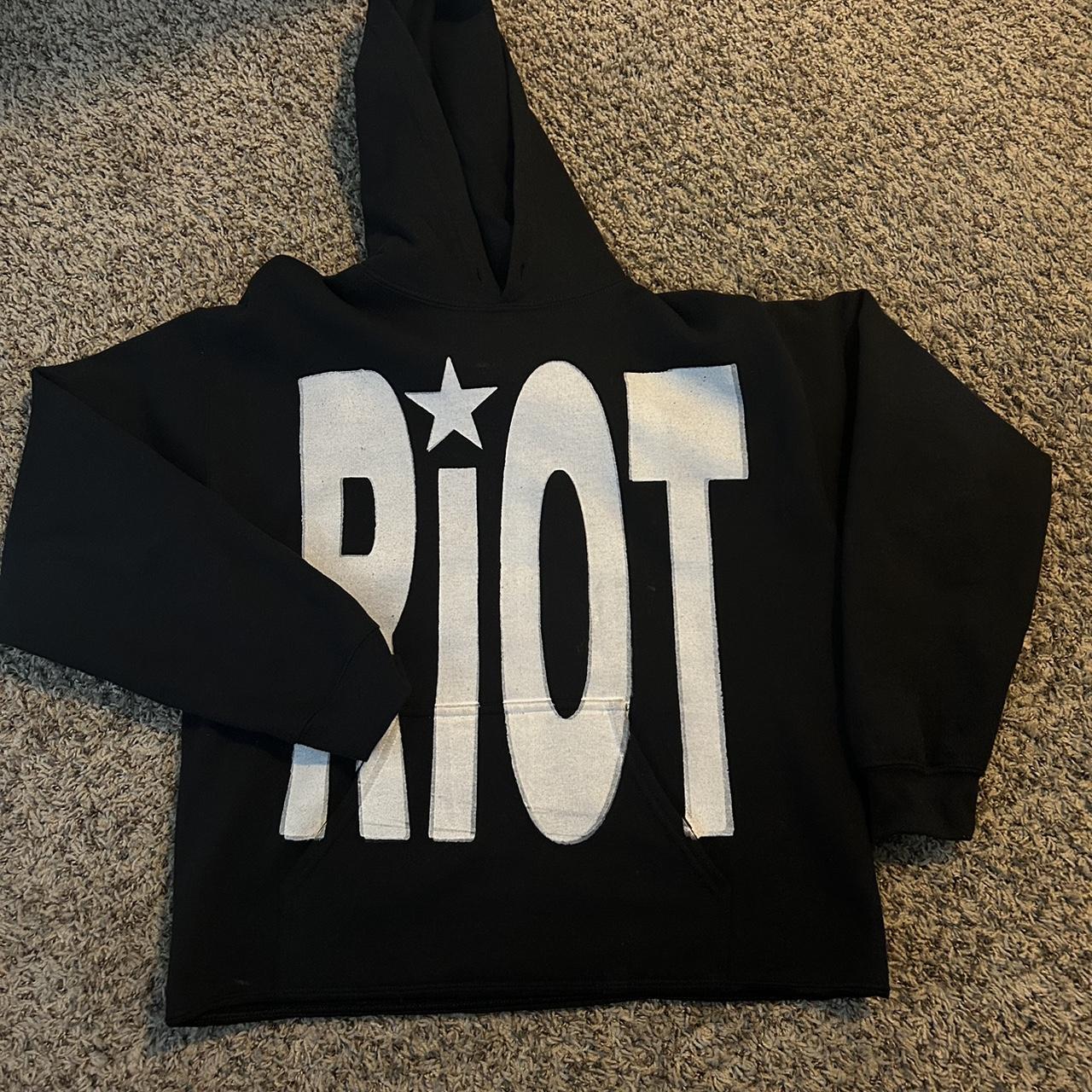 Riot hoodie cropped black size medium worn once - Depop