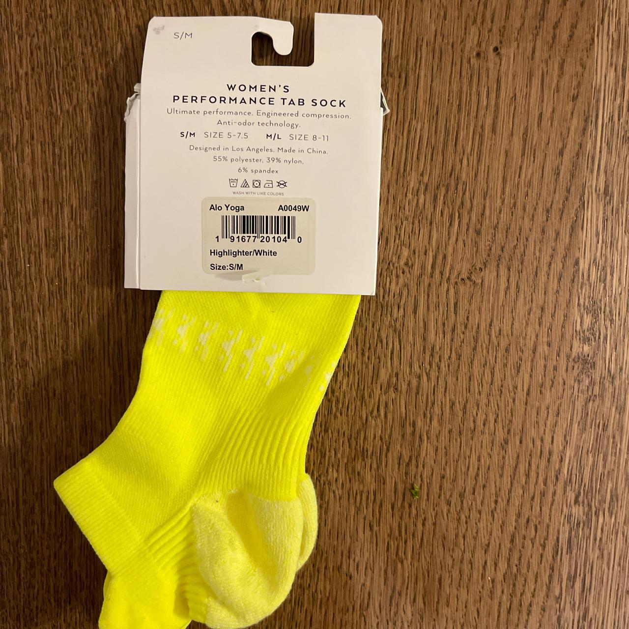 Alo yoga socks s/m - Depop