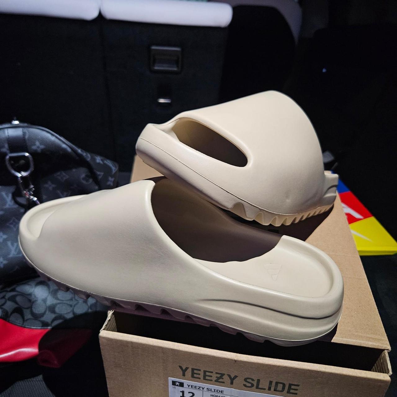 Colorway New Yeezy Slides Brand new Yeezy slides bone Size 11 US Brand