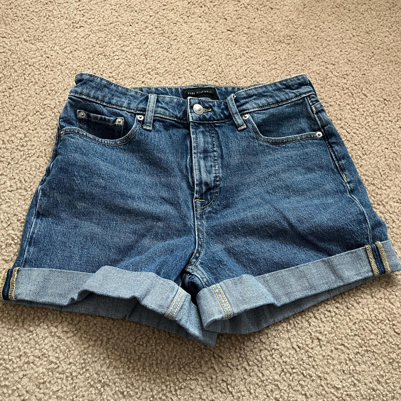 woman’s size 6 mid rise denim shorts w rolled cuff | Depop