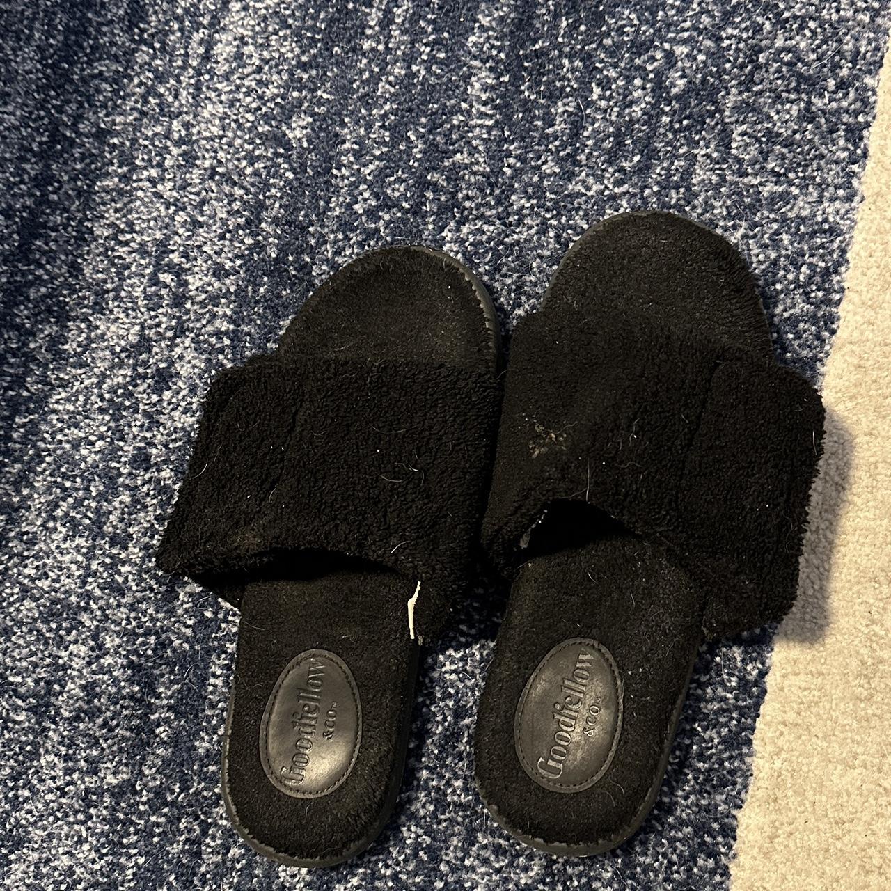 Goodfellow slides stopped manufacturing these jawns | Depop