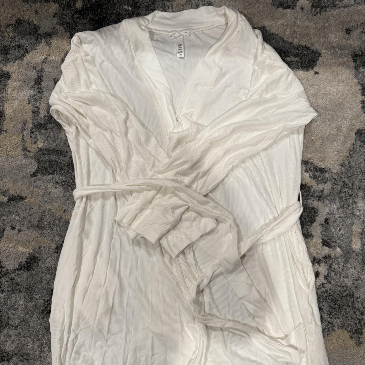 Skims soft lounge robe in Marble size L Only worn... - Depop