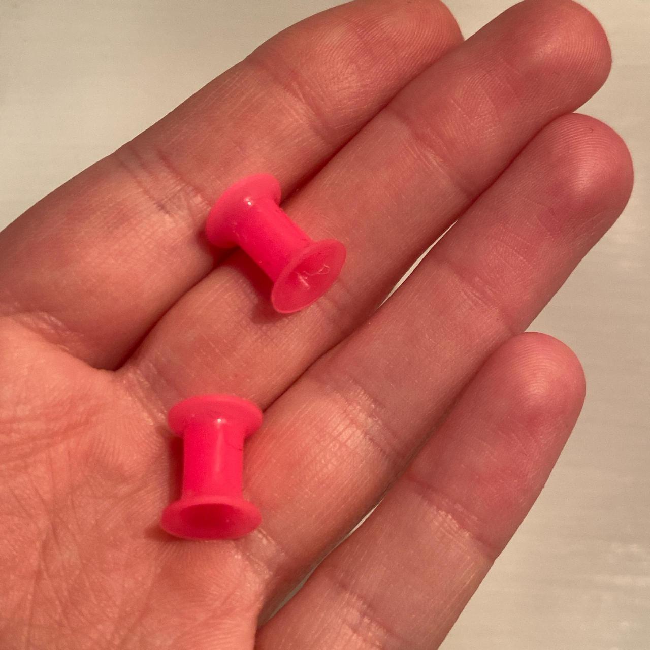hot pink 2g / gauge silicone tunnels! no flaws. - Depop