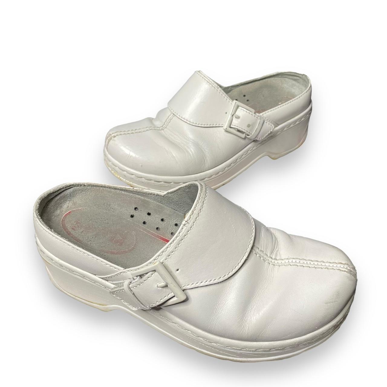 Vtg white clogs Size women’s 6 9” insole Features a... - Depop