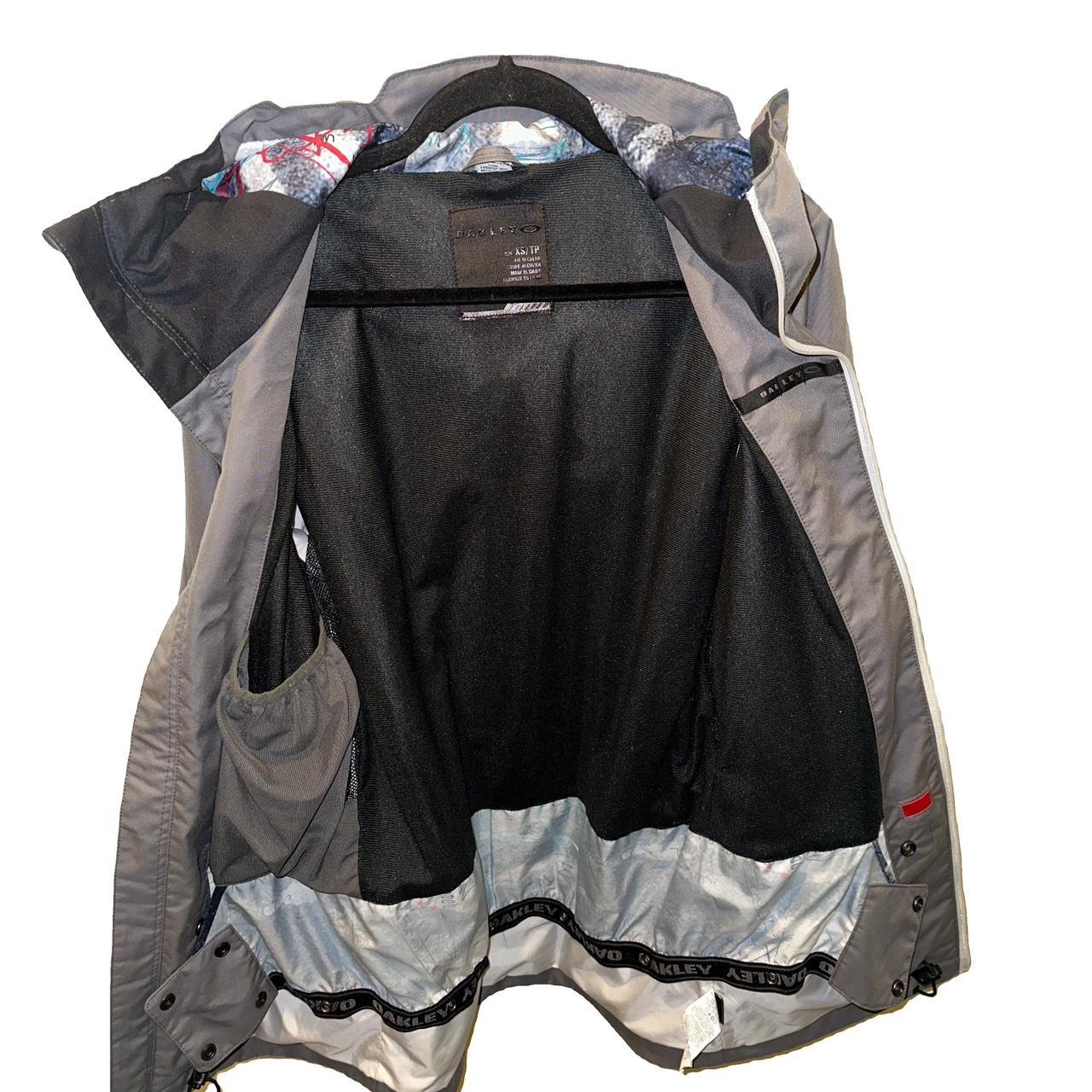 Grey Oakley Ski Jacket with red logo Size XS will... - Depop