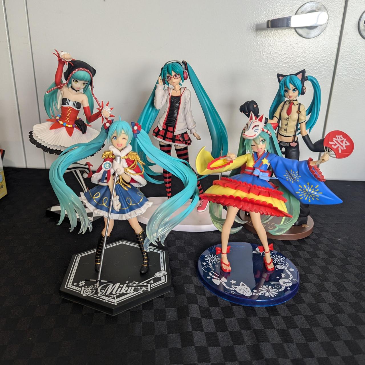 Hatsune Miku Bundle x 5 figures all on display so... | Depop