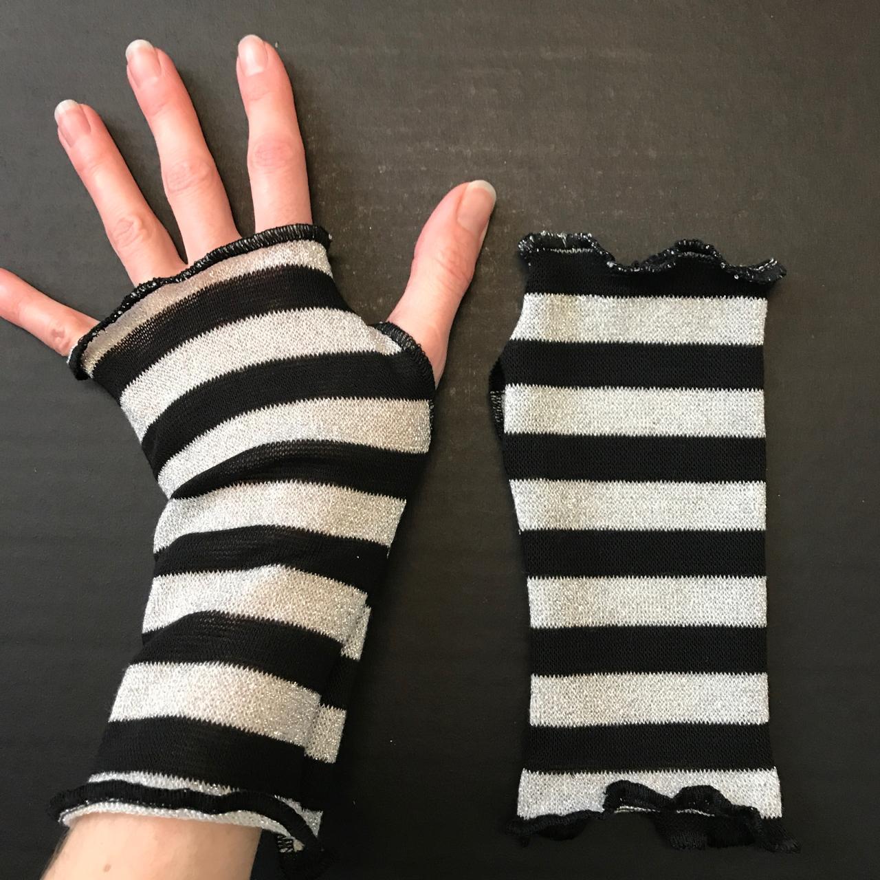 Women's Black and Grey Gloves | Depop