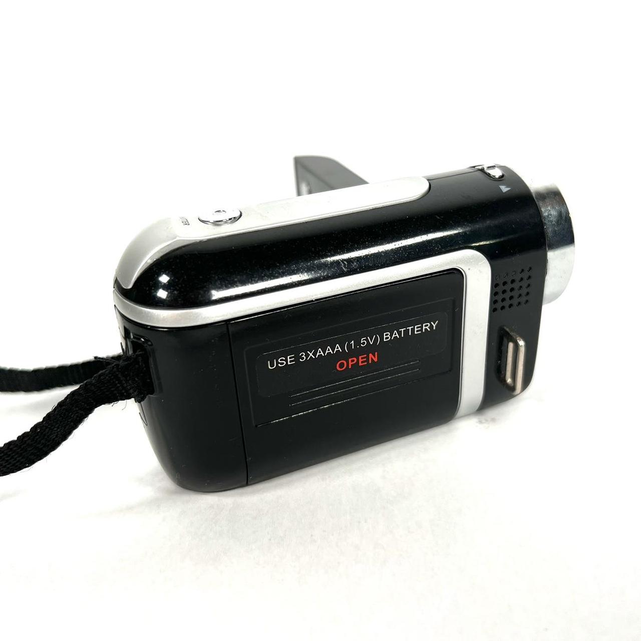Early 2000s digital video camera Takes AA batteries... - Depop