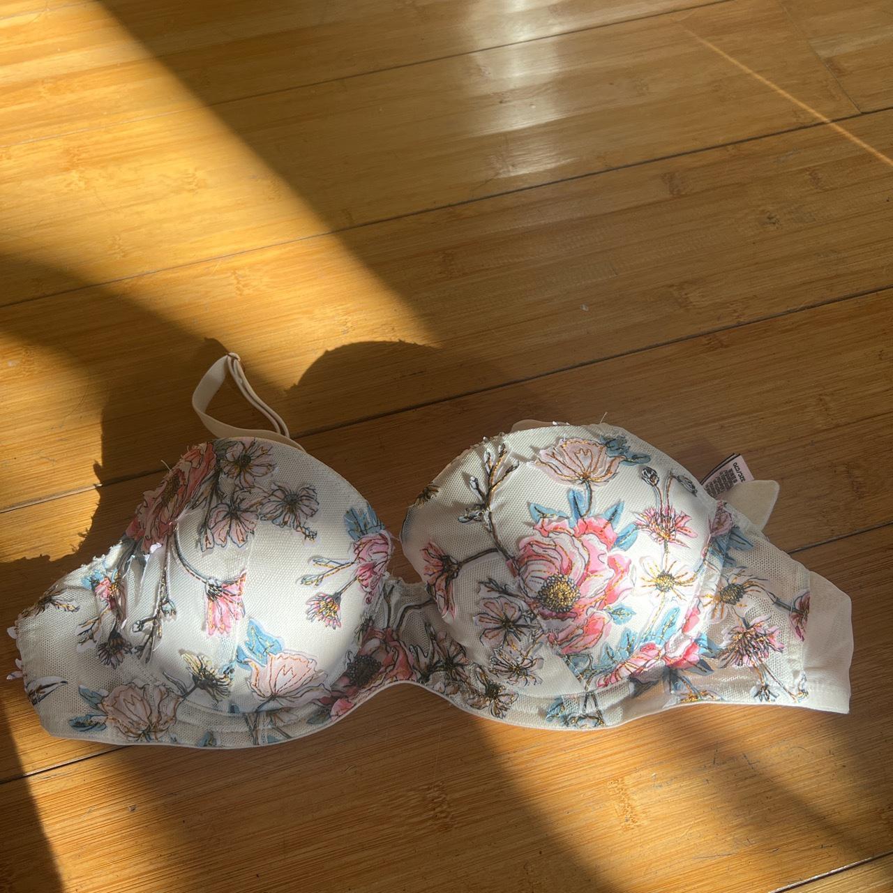 Victoria’s Secret floral embroidered bra - Depop